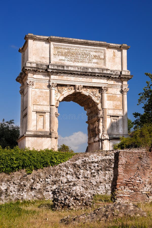 Titusbogen Auf Roman Forum in Rom, Italien Stockfoto - Bild von italien ...