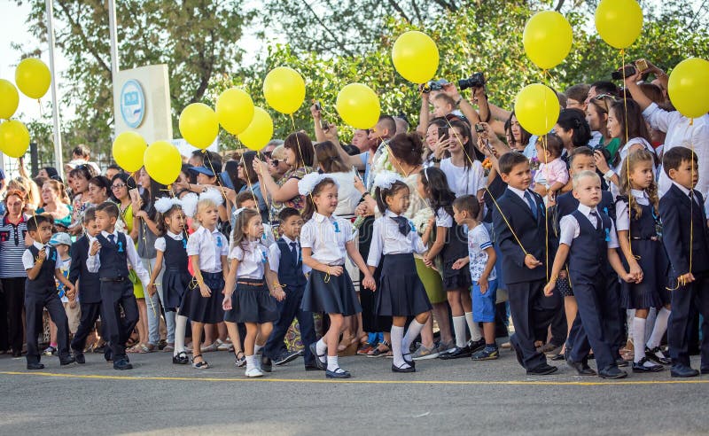 To school. editorial image. Image of class, girl, city - 99090685