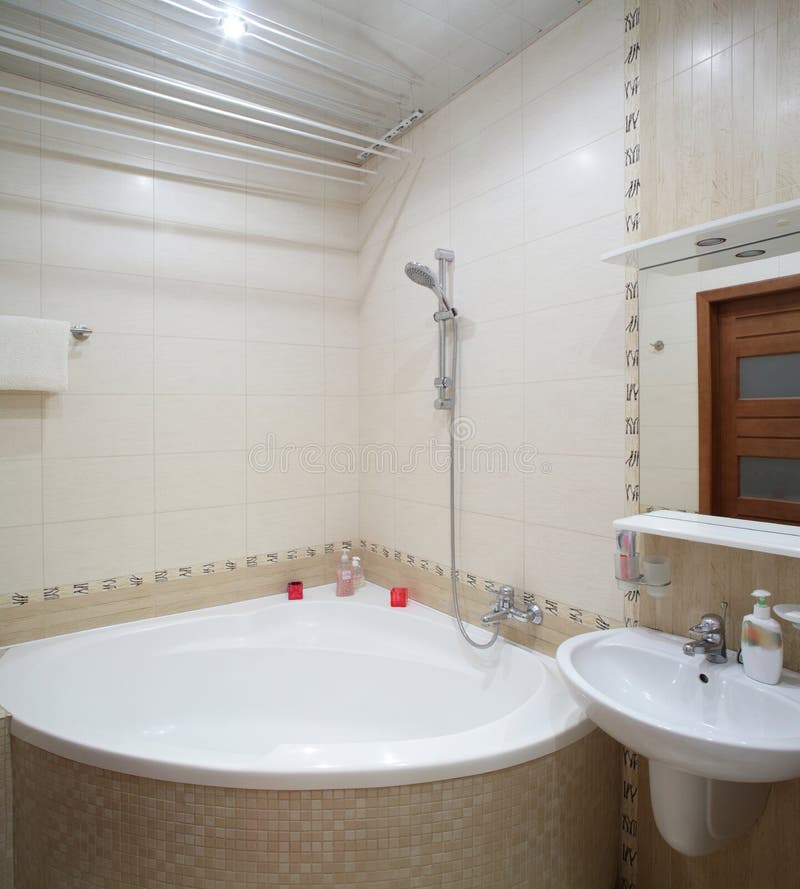 Toalete Europeu Brilhante E Limpo Foto de Stock - Imagem de lifestyle ...