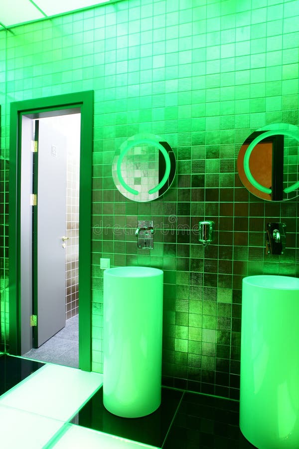 Toalete Europeu Brilhante E Limpo Foto de Stock - Imagem de centro ...