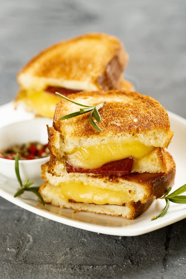 Wurst mit Toast stockfoto. Bild von abendessen, würste - 22934154