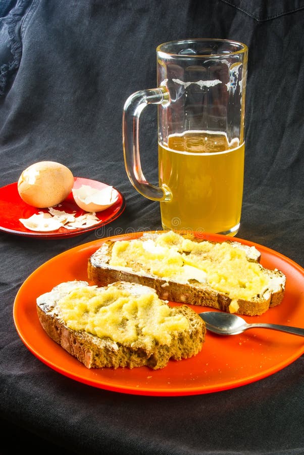 Toast, Eier und Bier stockbild. Bild von tuch, eier, abendessen - 72039051
