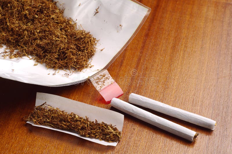 Tobak och cigaretter fotografering för bildbyråer. Bild av vana - 110376245