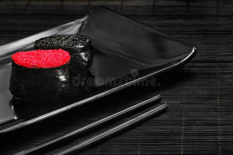 Tobiko negro, tobiko rojo foto de archivo. Imagen de estera - 69551316
