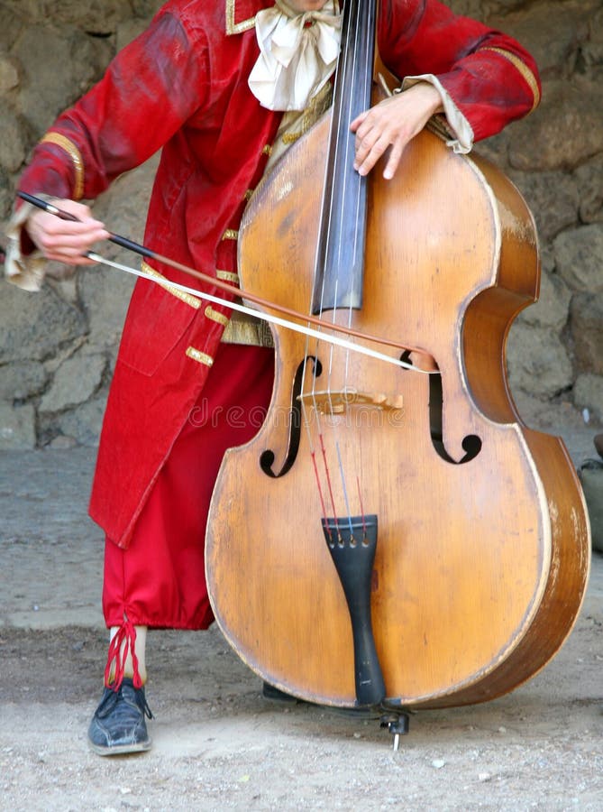 Tocar el violoncelo imagen de archivo. Imagen de violoncelo - 6103709