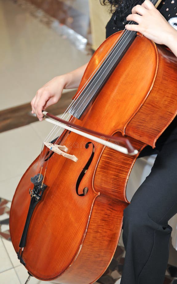 Tocar El Violoncelo En La ópera Foto de archivo - Imagen de tacto ...