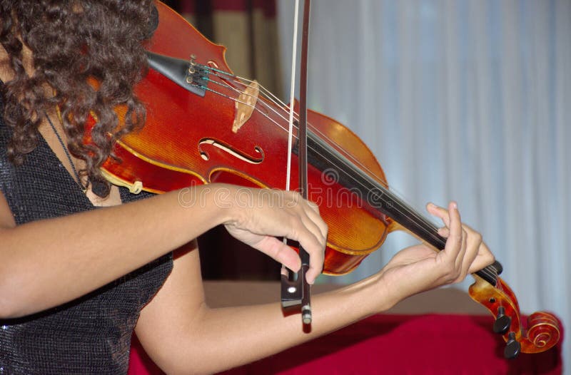 Tocar violino foto de stock. Imagem de povos, bacia - 259491546