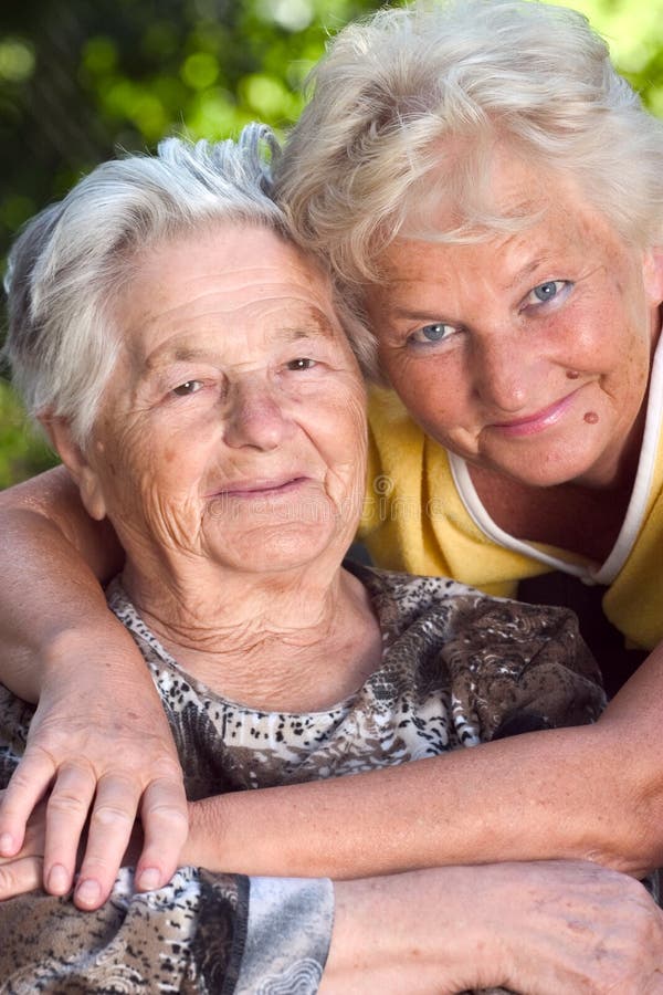 Tochter, Die Ihre Mutter Umarmt Stockbild - Bild von fünfzigern ...