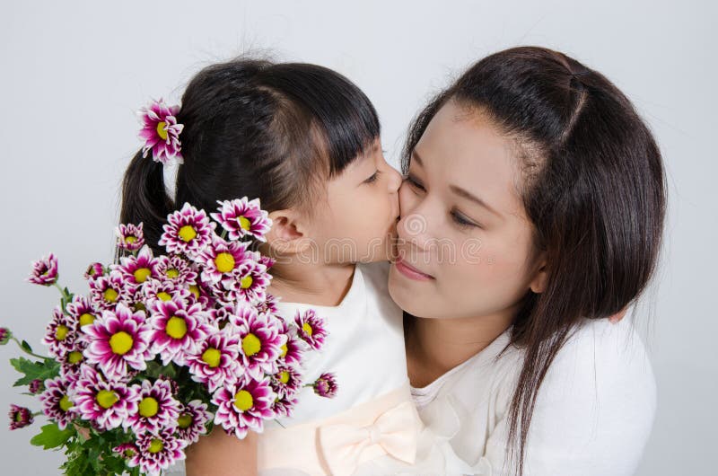 Tochter küssen ihre Mutter stockbild. Bild von liebe - 26884045