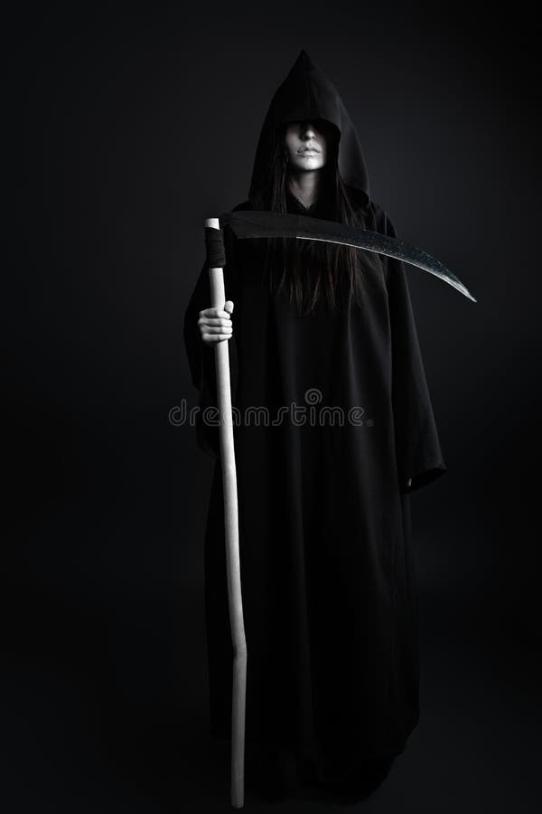 Tod Mit Der Sense, Die Im Nebel Steht Stockfoto - Bild von sense, steht ...