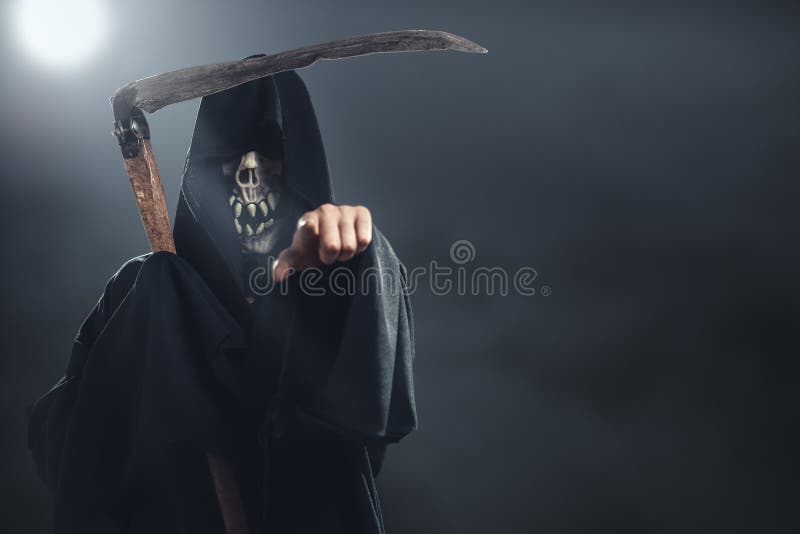 Tod Mit Der Sense, Die Im Nebel Nachts Steht Stockfoto - Bild von ...