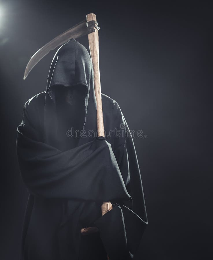 Tod Mit Der Sense, Die Im Nebel Steht Stockfoto - Bild von haube, übel ...