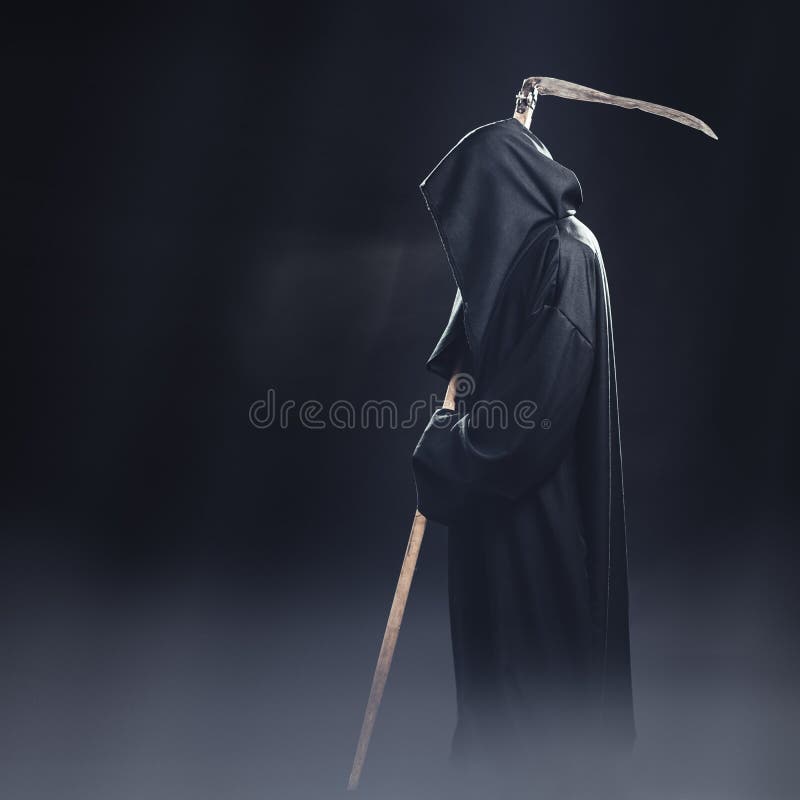 Tod Mit Der Sense, Die Im Nebel Steht Stockfoto - Bild von nacht ...