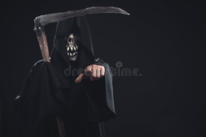 Tod Mit Der Sense, Die Im Nebel Nachts Steht Stockfoto - Bild von ...