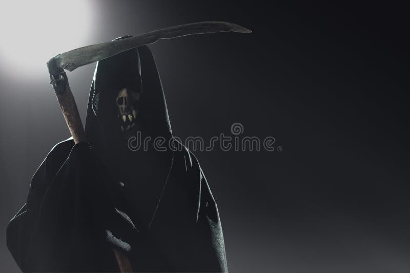 Tod Mit Der Sense, Die Im Nebel Steht Stockfoto - Bild von feiern ...