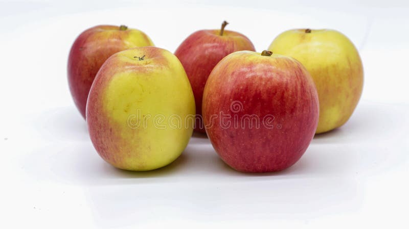 Grupo De Cinco Manzanas Fotos De Stock - Descarga 168 Fotos Libres de ...