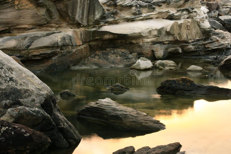 Todavía Agua En Piscina De La Roca Imagen de archivo - Imagen de rocas ...