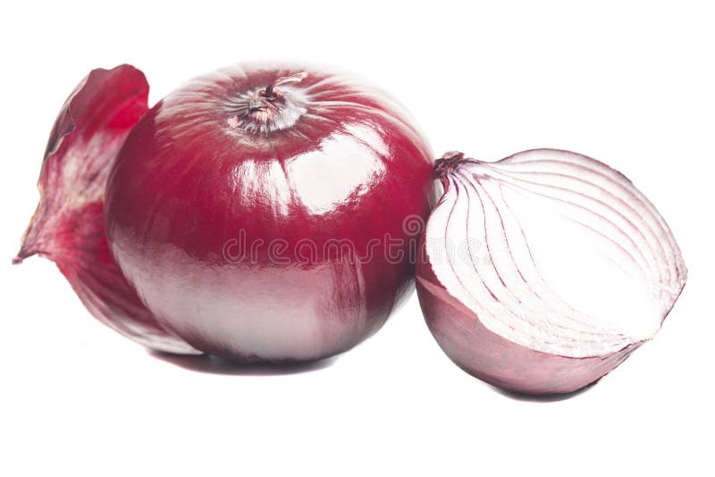 Todo Rojo Y Cebolla Cortada Aislada En Fondo Blanco Foto de archivo ...
