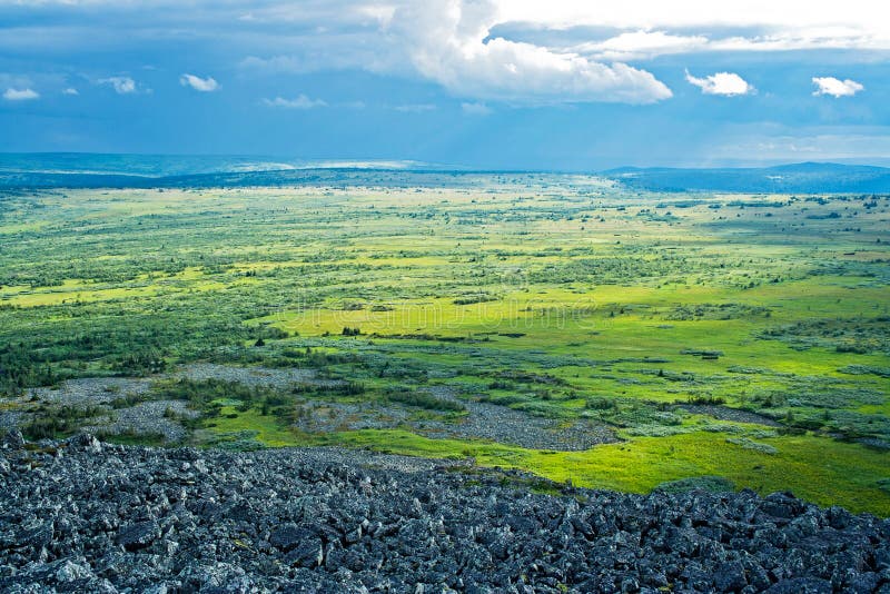 Sneeuwbedekte Toendralandschap Vroeg in De Winter Op Weg Stock ...