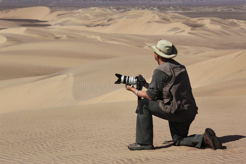 Toerist Met Camera - Namib-woestijn - Namibië Stock Afbeelding - Image ...