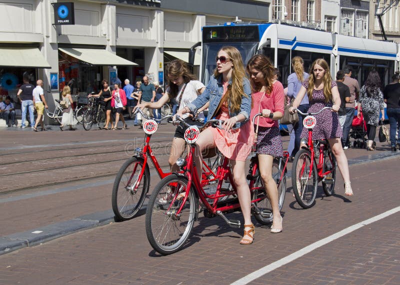Toeristen in Amsterdam redactionele stock afbeelding. Image of tieners ...
