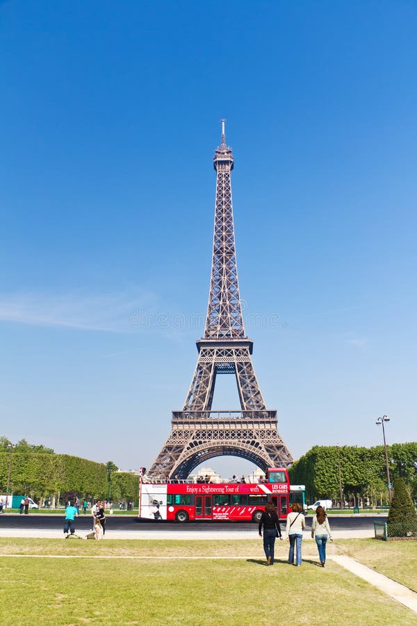 Toeristen Bij De Toren Van Eiffel in Parijs Redactionele Fotografie ...