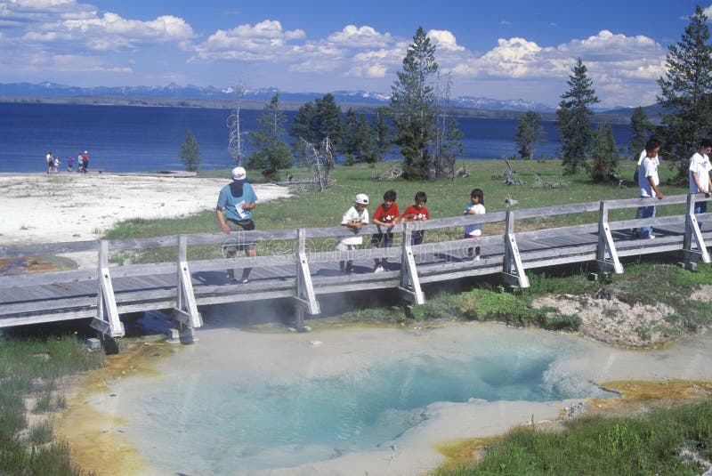 Toeristen Die Geiser Bekijken Redactionele Fotografie - Image of ...