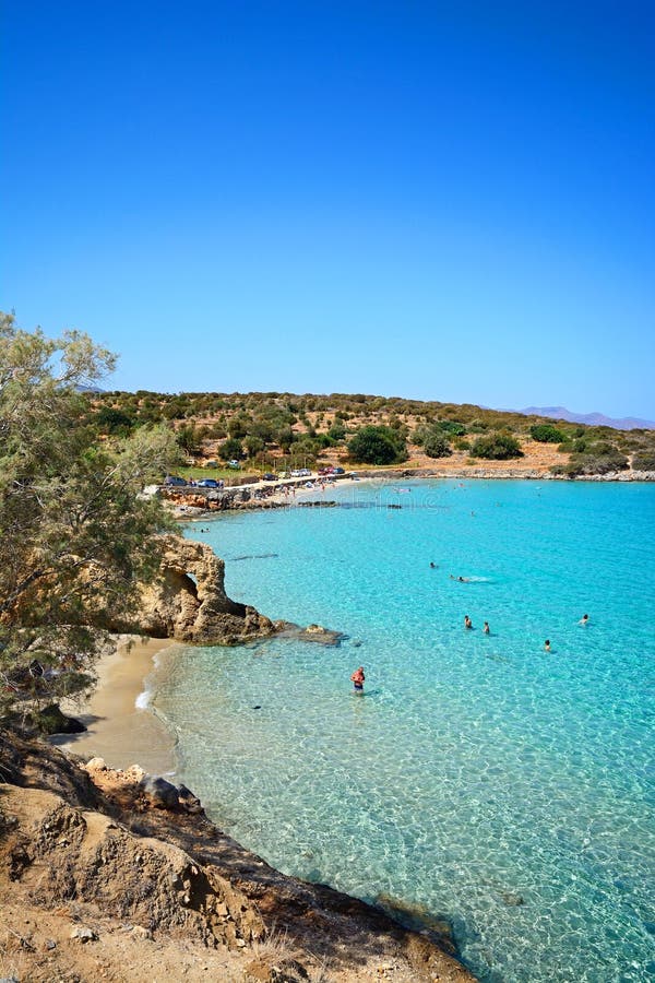 Toeristen Op Istro-strand, Kreta Redactionele Foto - Image of zonlicht ...