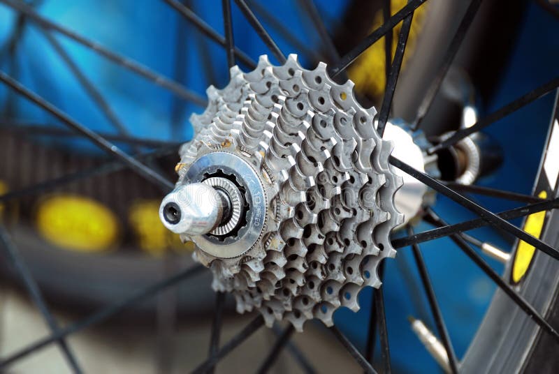 Fietswiel Op Gebarsten Aarde Stock Foto - Image of wiel, fiets: 32294200