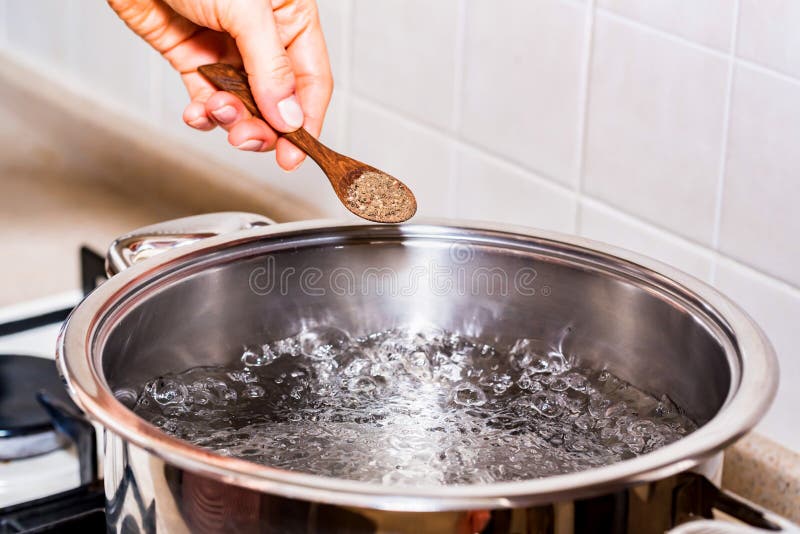 Kokend Water Voor Soep in Moderne Steelpan Stock Afbeelding - Image of ...