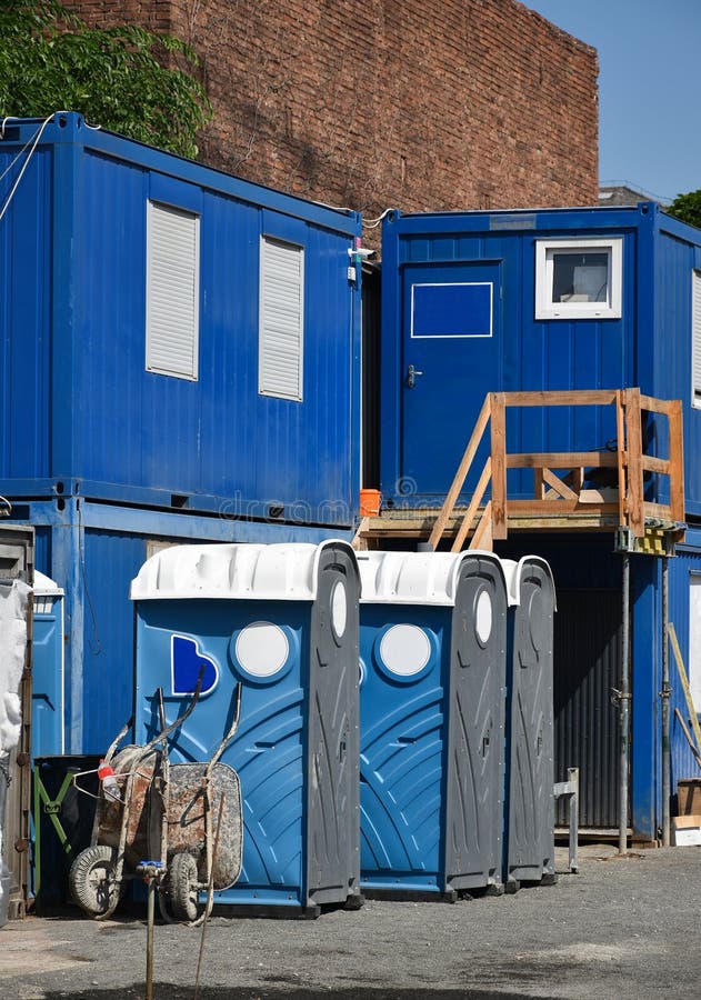 Toilettes Et Conteneurs Portables Sur Le Chantier Image stock - Image ... Toilettes Et Conteneurs Portables Sur Le Chantier Image stock - Image ...
