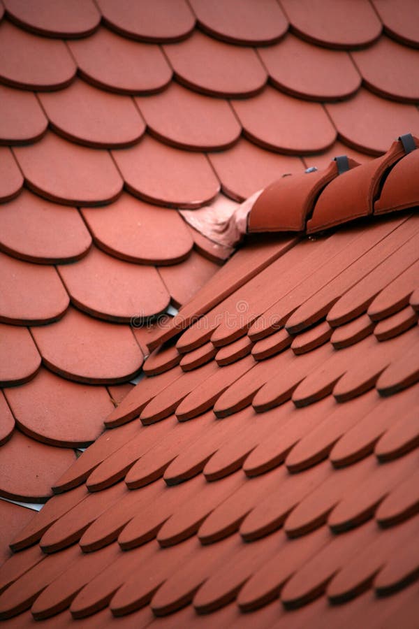 Tuiles De Toit Rouges Sur Des Maisons Image stock - Image du rouge ...