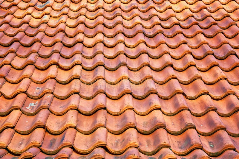Toit de tuile rouge image stock. Image du tuile, toit - 15815197