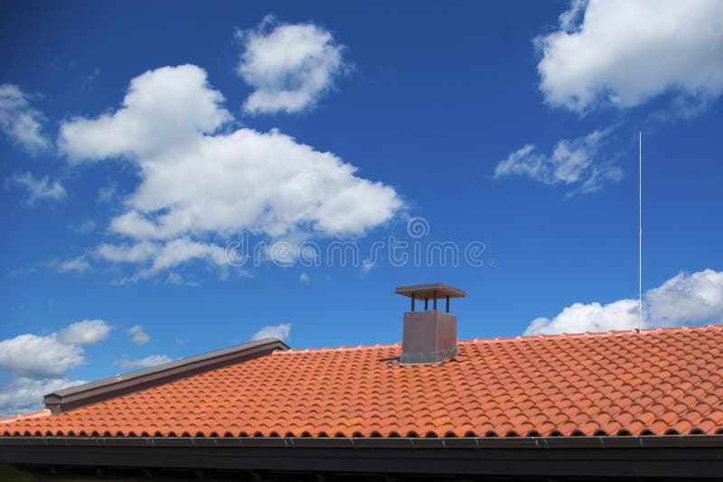 Toit Neuf Avec Un Paratonnerre Photo stock - Image du bleu, ciel: 18721124