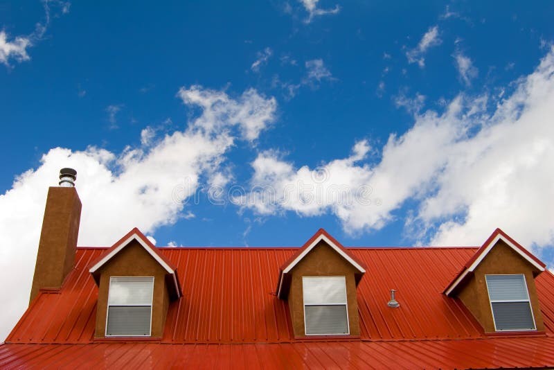 Toit rouge photo stock. Image du immobilier, pelouses - 2259928