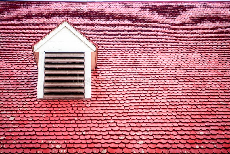Toit rouge avec le Dormer image stock. Image du pignon - 27580497