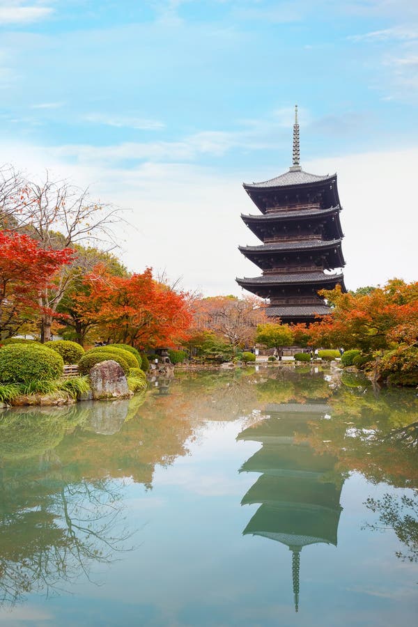 Toji tempel i Kyoto, Japan fotografering för bildbyråer. Bild av pagod ...