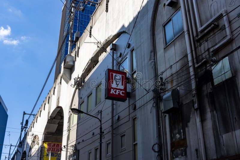 Tokio Japón 26 De Octubre De 2023 : Señalización Kfc En Un Edificio De Tokio Imagen de archivo ...
