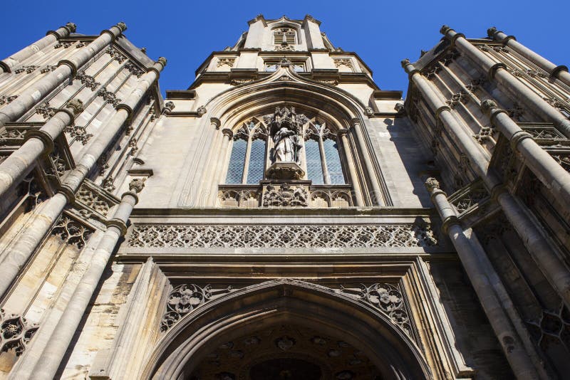 Tom Tower en Oxford imagen de archivo. Imagen de recorrido - 76326691