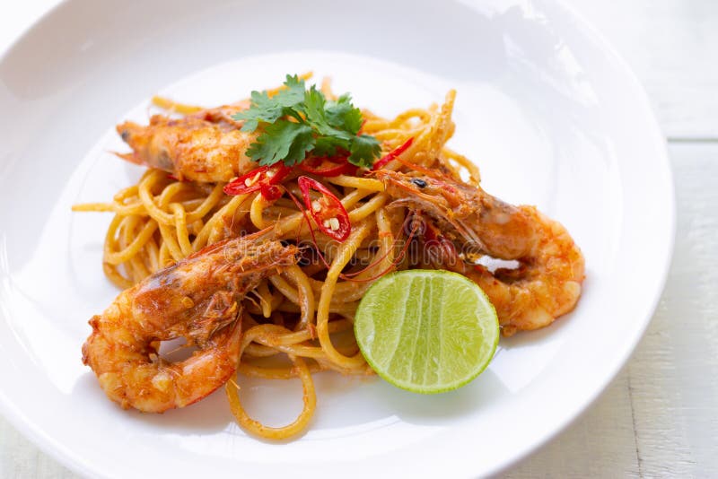 Tom Yum Spaghetti Con Pasta Thai Shrimp Foto de archivo - Imagen de ...