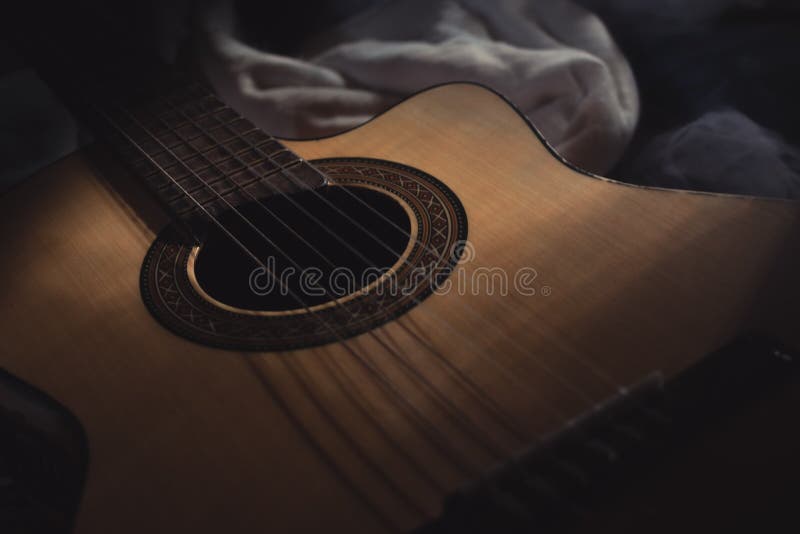 Toma De Gran Angular De Una Guitarra Con Hermosos Patrones Imagen de ...