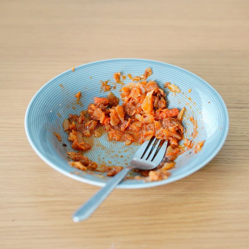 Toma De Un Plato Azul Sobre Una Mesa De Madera Con Restos De Comida ...