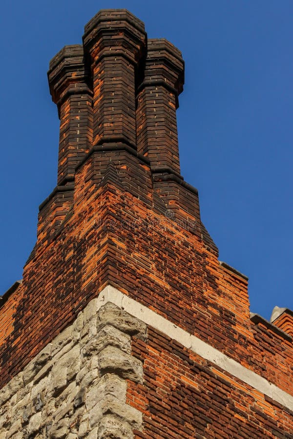 Toma Vertical De Chimeneas De Edificios Antiguos En La Isla De ...