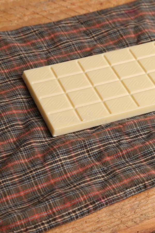 Toma Vertical De Gran Angular De Una Barra De Chocolate Blanco Aislada ...