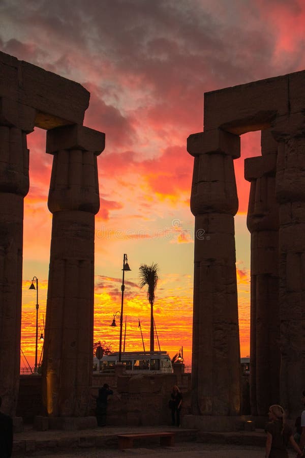 Toma Vertical De Las Columnas Del Templo De Luxor Al Atardecer. Egipto ... Toma Vertical De Las Columnas Del Templo De Luxor Al Atardecer. Egipto ...