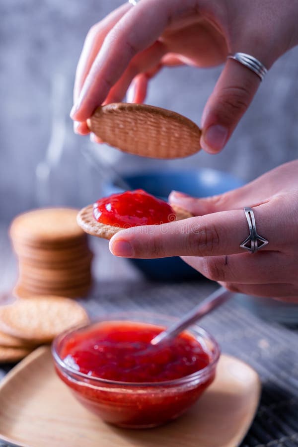 Toma Vertical De Las Manos Haciendo Galletas Frescas De Maria Galletas ... Toma Vertical De Las Manos Haciendo Galletas Frescas De Maria Galletas ...