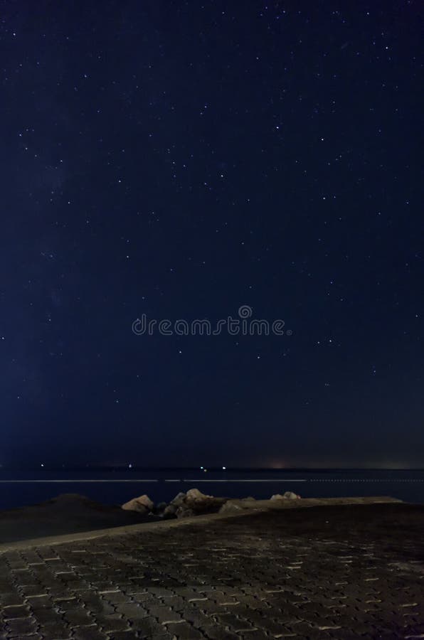 Toma Vertical De Un Mar En La Noche Estrellada Foto de archivo - Imagen ...