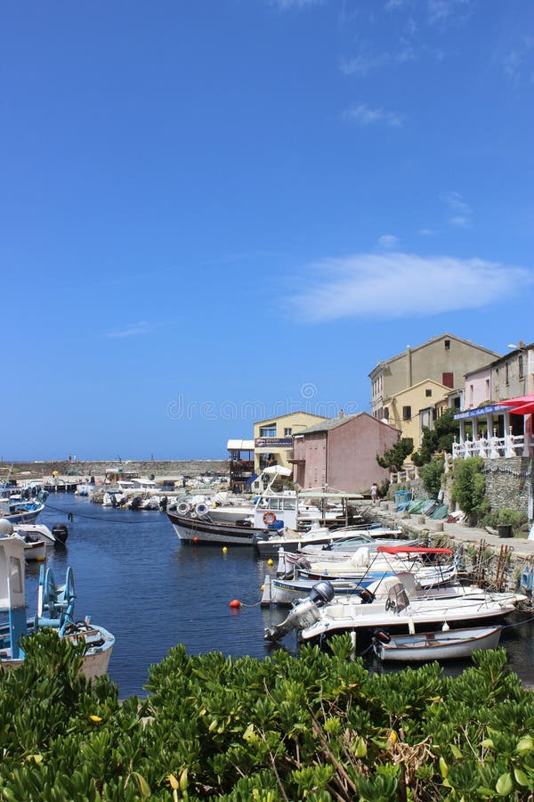 Toma Vertical De Un Puerto Entre Edificios Residenciales En Centuri ...