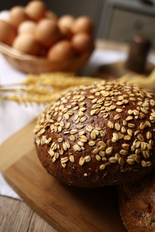 Toma Vertical De Un Rollo De Pan Gourmet Con Avena Foto de archivo ...