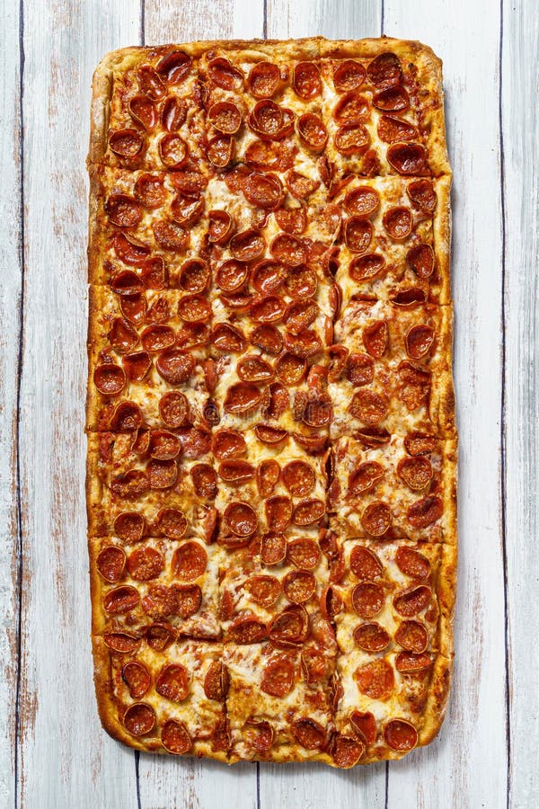 Toma Vertical De Una Pizza Rectangular De Pepperoni Sobre Un Fondo ...